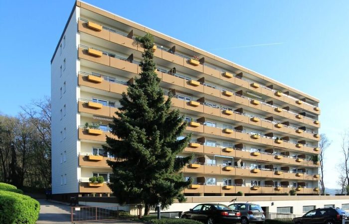 Saarbrücken-Eschberg: 90 m² / 3 ZKB Wohnung mit großzügigem und sonnigem Balkon - Dr. Breit OHG
